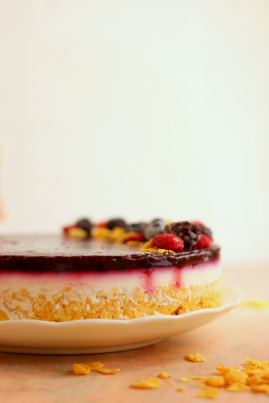 Cheesecake allo yogurt e frutti rossi con base ai Corn Flakes