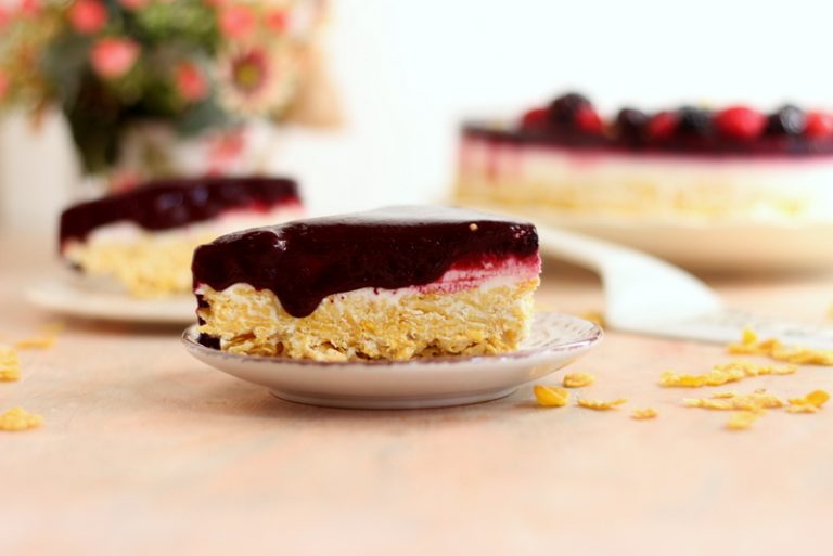 Cheesecake allo yogurt e frutti rossi con base ai Corn Flakes